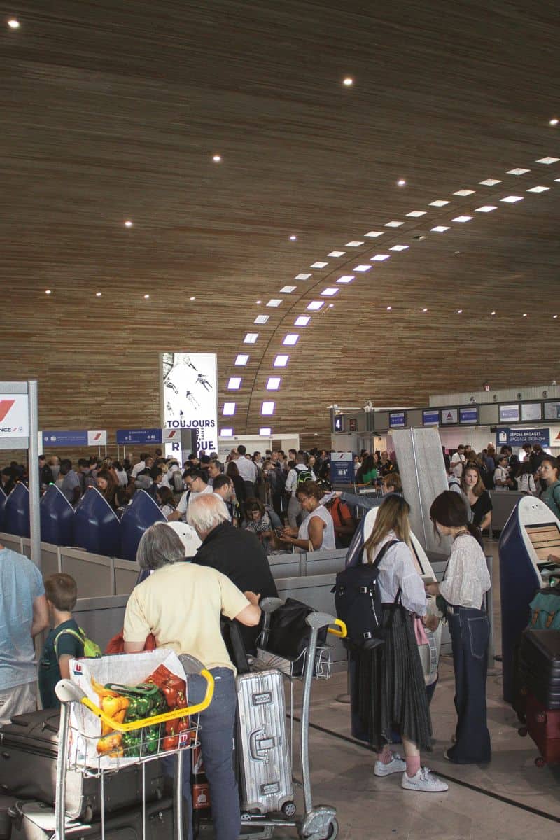 12 Smart Airport Travel Tips To Travel With Ease - Rosas Viajeras